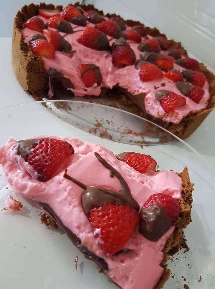 TORTA DE CHOCOLATE COM MORANGO - SUPER FÁCIL E DELICIOSA! - Veja a Receita: