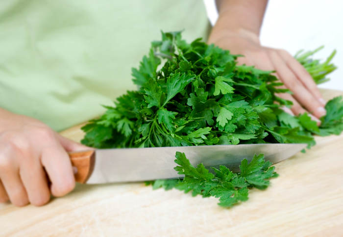 Rejuvenescimento com sumo de salsa - Veja a Receita: