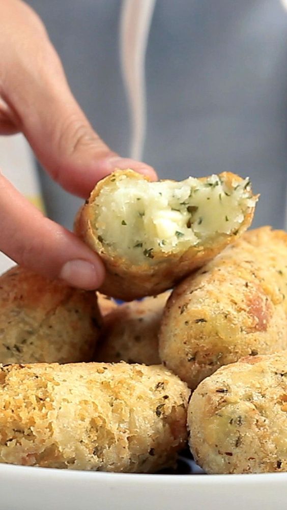 Bolinho de Aipim com Queijo - Veja a Receita: Bolinho de Aipim com Queijo - Veja a Receita: