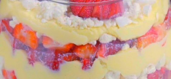 Sobremesa de Suspiros com Morangos Fácil - Veja a Receita: