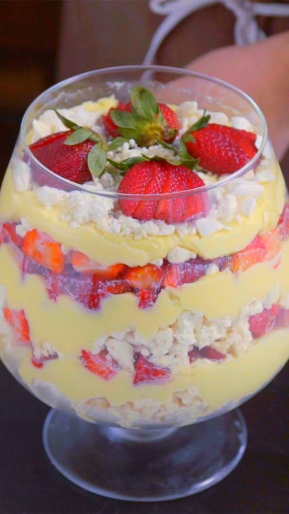 Sobremesa de Suspiros com Morangos Fácil - Veja a Receita: