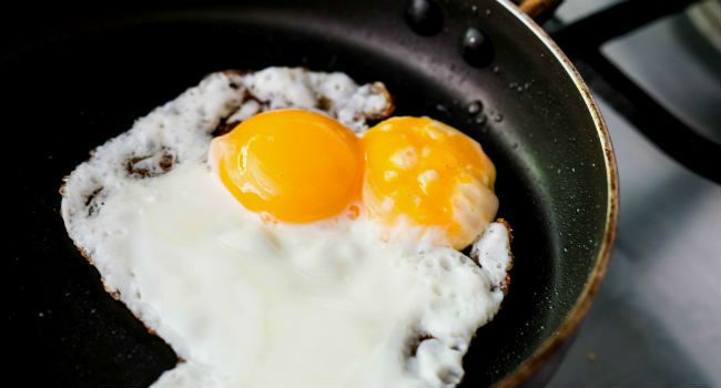 Como fritar ovo com água (e sem óleo) - Veja a Receita: