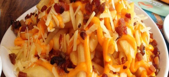 Batata Frita com Cheddar e Bacon - Veja a Receita: