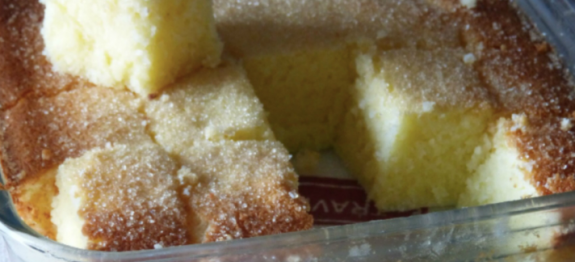 Bolo branco que eu levava pra escola quando era criança, minha mãe ...