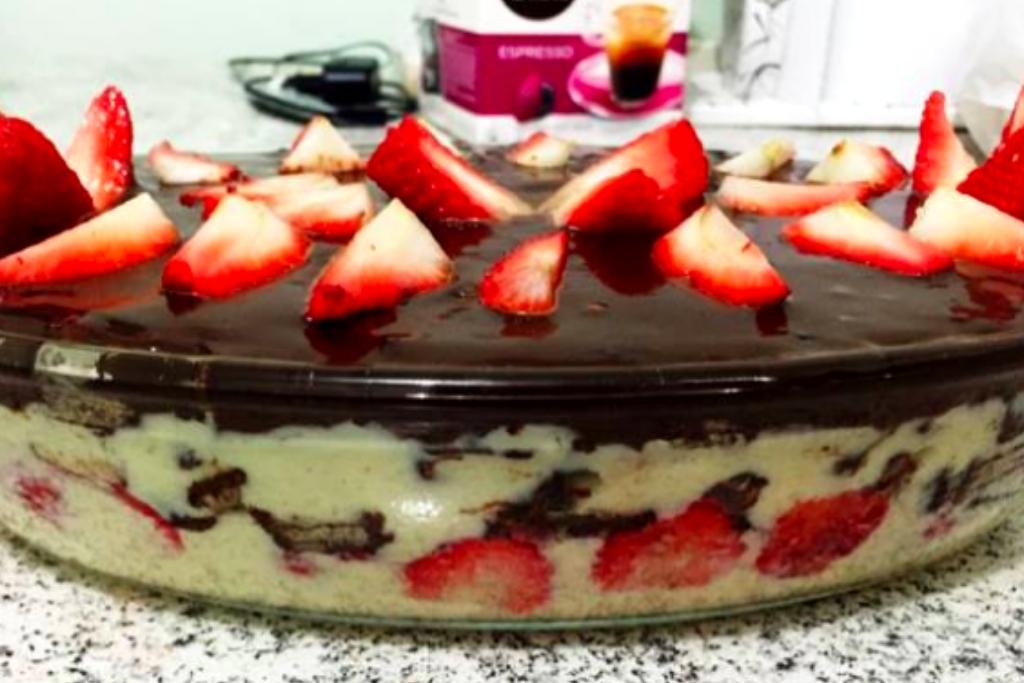 Torta de bis com morango, uma perfeita sobremesa para qualquer ocasião ...