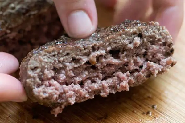 Misturei carne moída e mais 3 ingredientes e fiz um hambúrguer caseiro ...