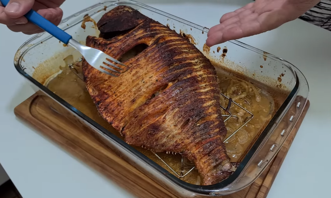 Peixe assado inteiro delicioso e muito fácil de fazer uma ótima receita ...