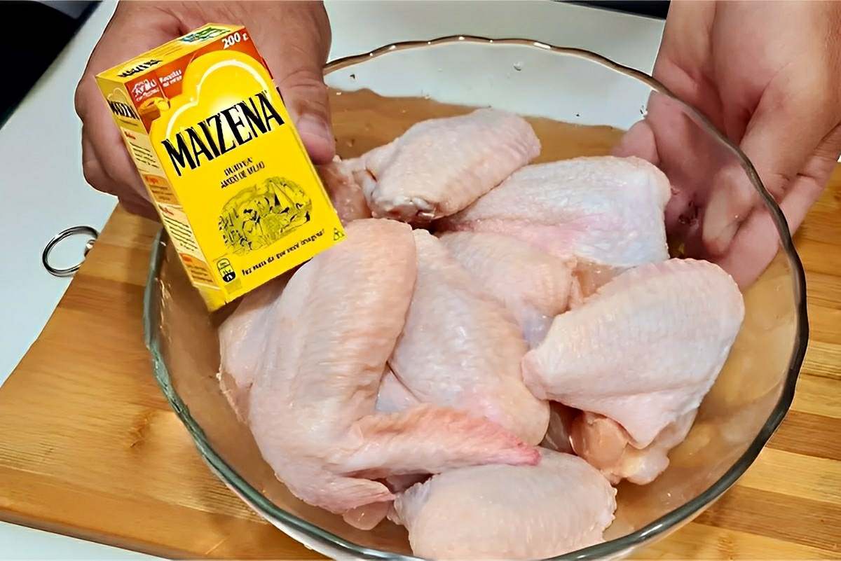 Frango frito empanado crocante e sequinho para servir no almoço ou ...