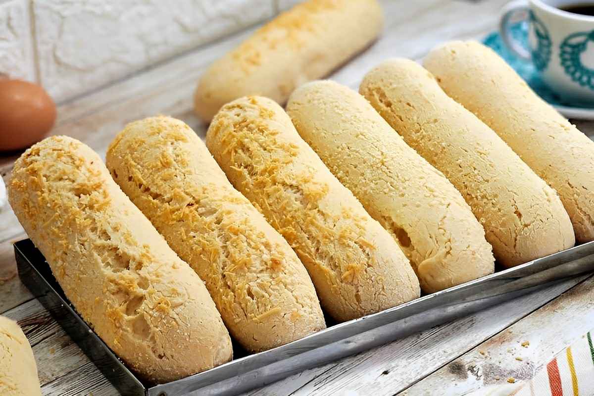 Biscoito de polvilho cascudo por fora e macio por dentro para comer com ...