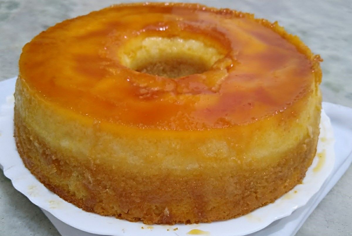 Bolo pudim de leite condensado delicioso para servir no lanche ou na ...