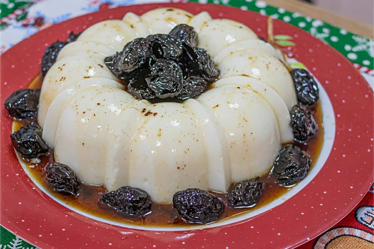 Manjar de coco com calda de ameixa: uma sobremesa de dar água na boca ...