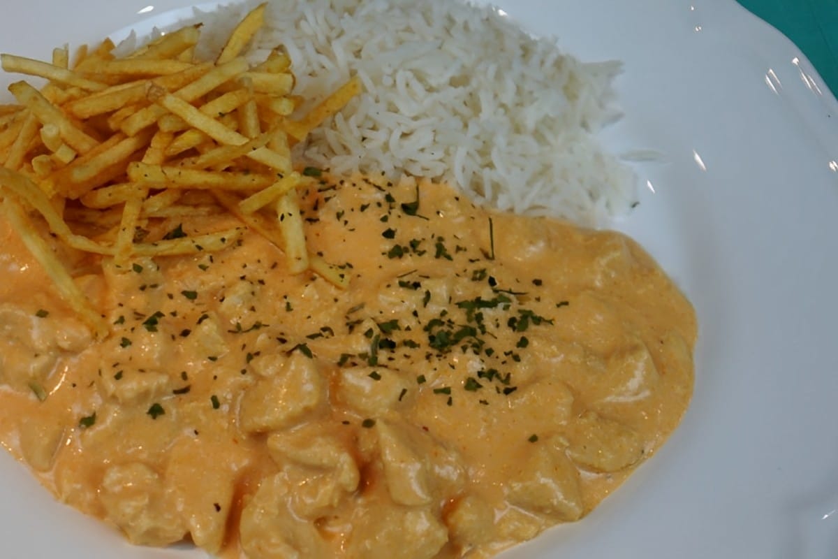 Strogonoff de frango super cremoso e saboroso para o seu almoço ou ...