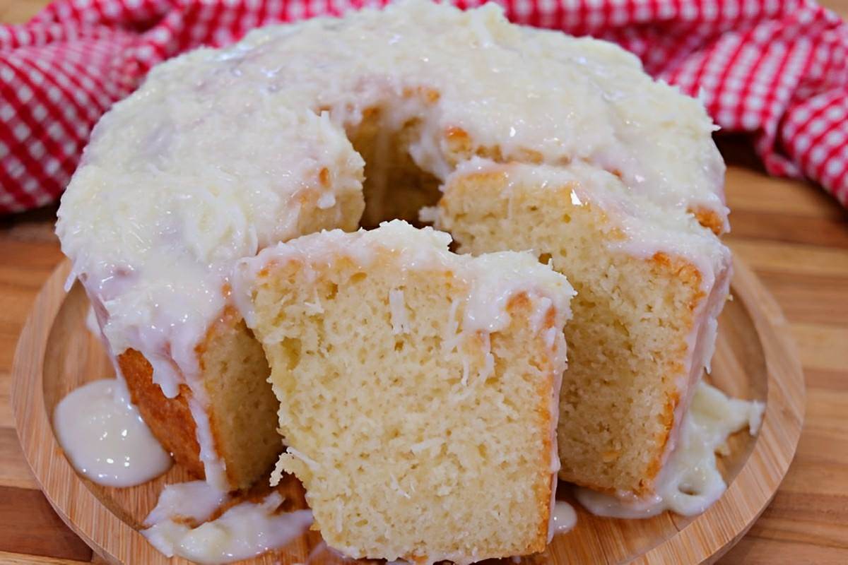 Bolo de coco fofinho e molhadinho feito no liquidificador - Água na Boca