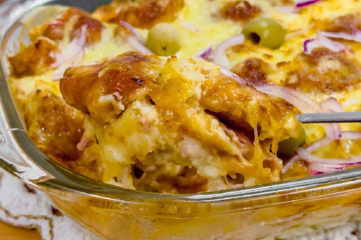 Frango no forno completo bem temperado uma refeição típica de domingo ...