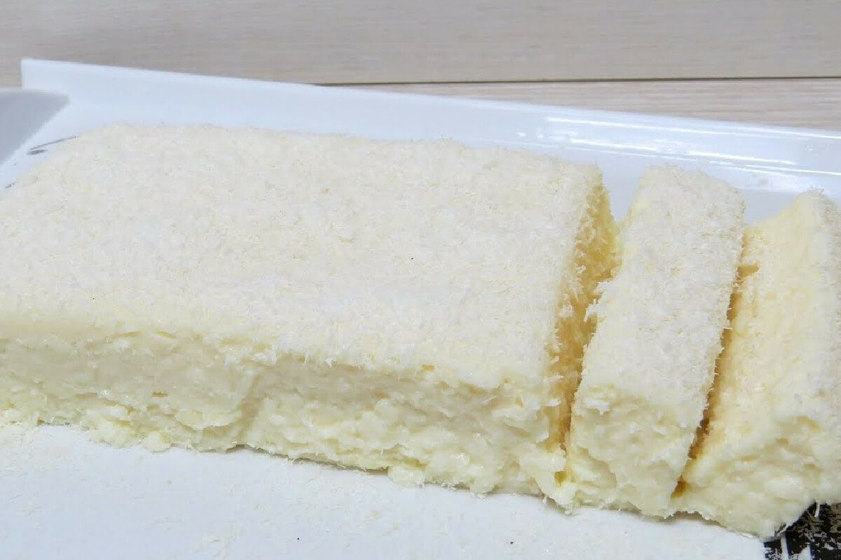 Mousse de coco de cortar mega cremoso que é impossível comer um pedaço ...