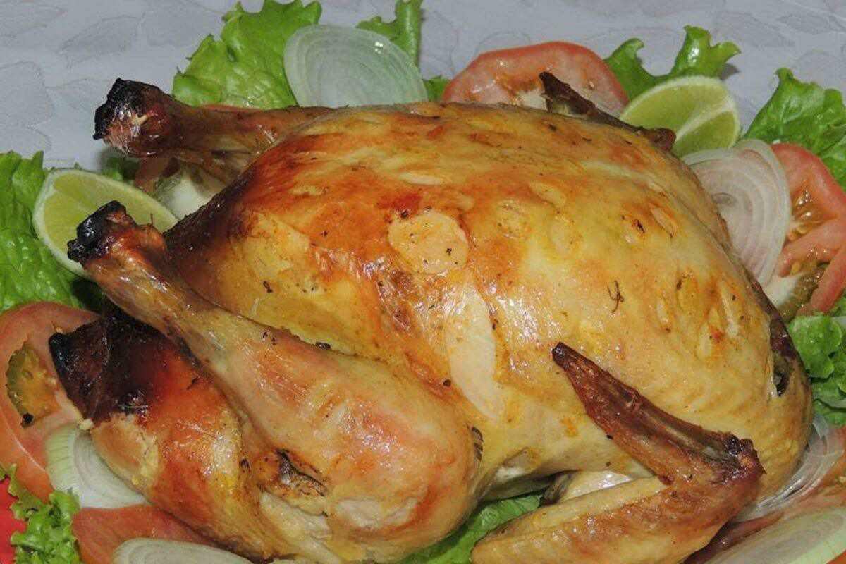Frango assado recheado com farofa perfeito para um delicioso almoço em ...