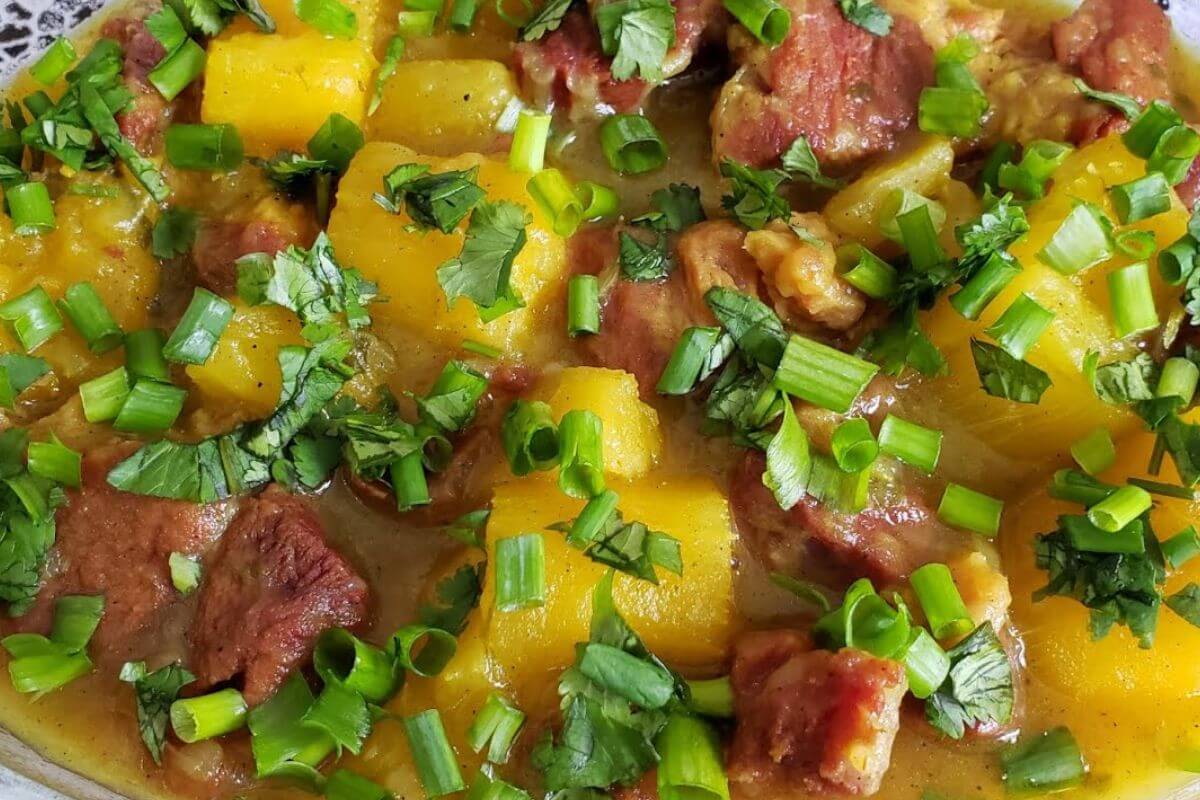 Prepare essa receita de mandioca com carne seca cheia de sabor e bem ...