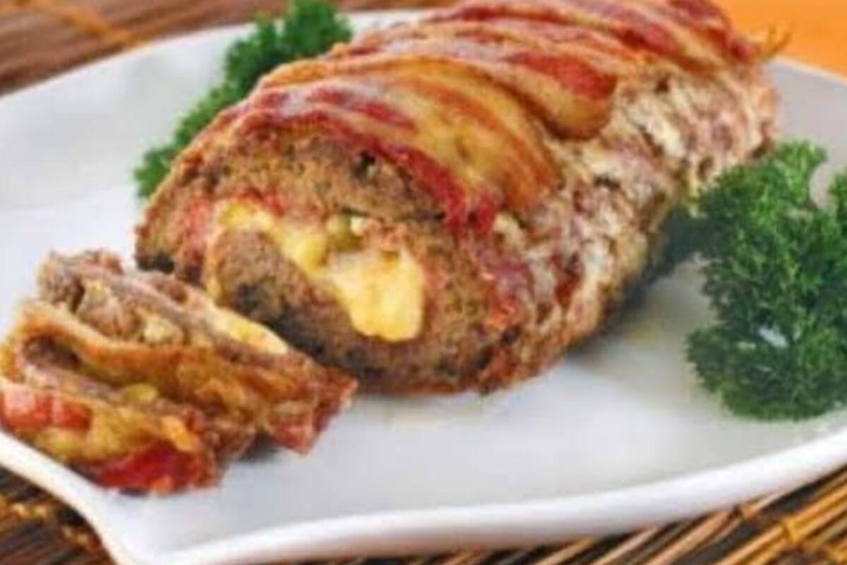 Rocambole de carne moída recheado com queijo derretendo que fica ...