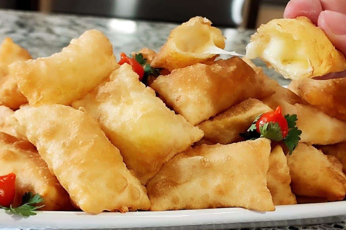 Veja como fazer uma massa de pastel sequinha e crocante usando só 2 ...